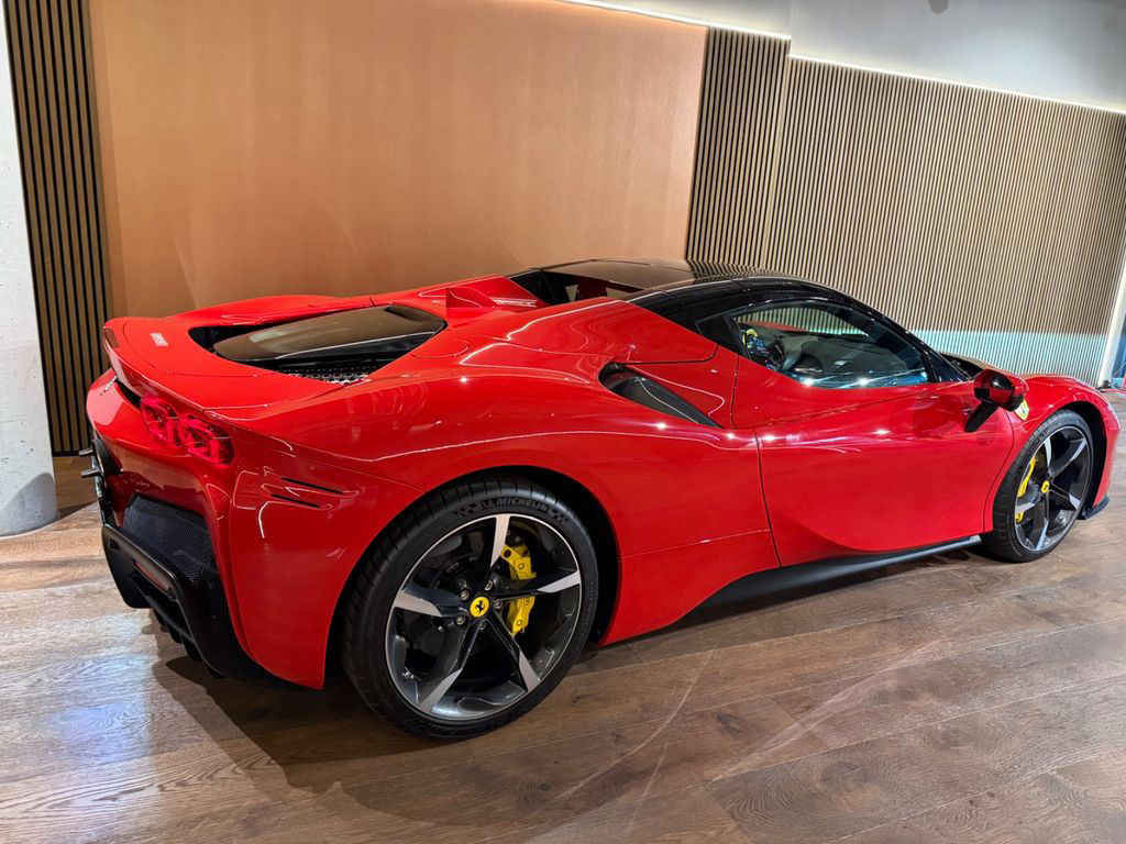 Ferrari SF90 Spider Racing Lift Carbon - topdriveclub.com